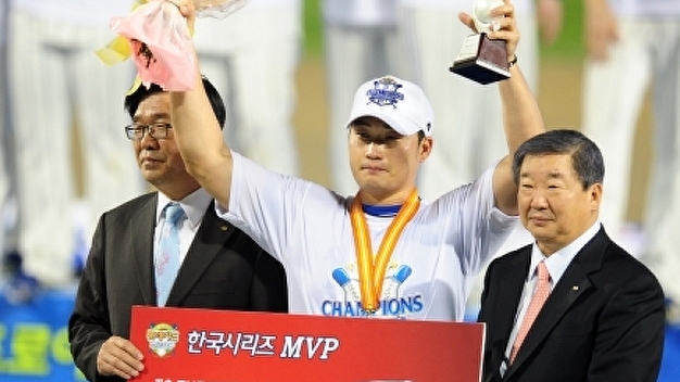 [포토]환호하는 오승환, MVP 부상은 K5!