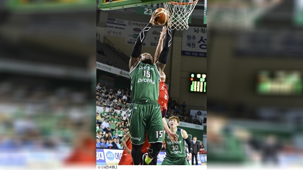 '골밑 장악' DB, KGC 꺾고 PO 2연승