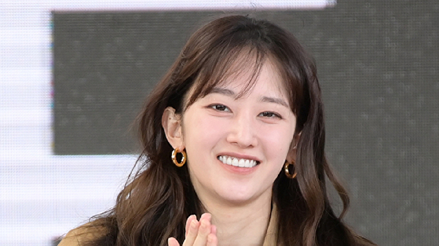 KT, PO 1~2차전 시구자 배우 전송서·가수 유주 초청