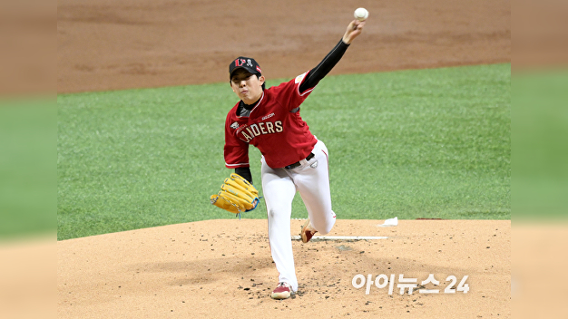[포토]KS 3차전, 역투하는 SSG 선발 오원석