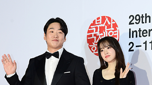 [29th BIFF] 故이선균 떠올린 송중기 눈물, 영화 축제 뜨거운 포문(종합)