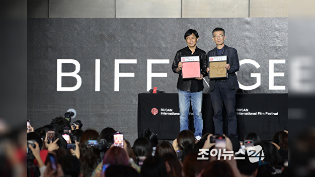 [포토]BIFF 핸드프린팅 행사 갖는 양조위