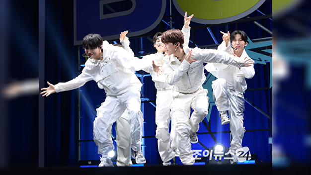 [포토]더뉴식스(TNX), 신나는 Y2K 감성 무대!