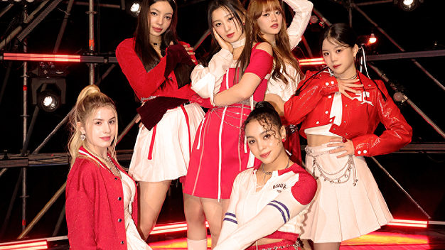 'JYP 신인' VCHA, MV 비하인드 속 러블리 매력